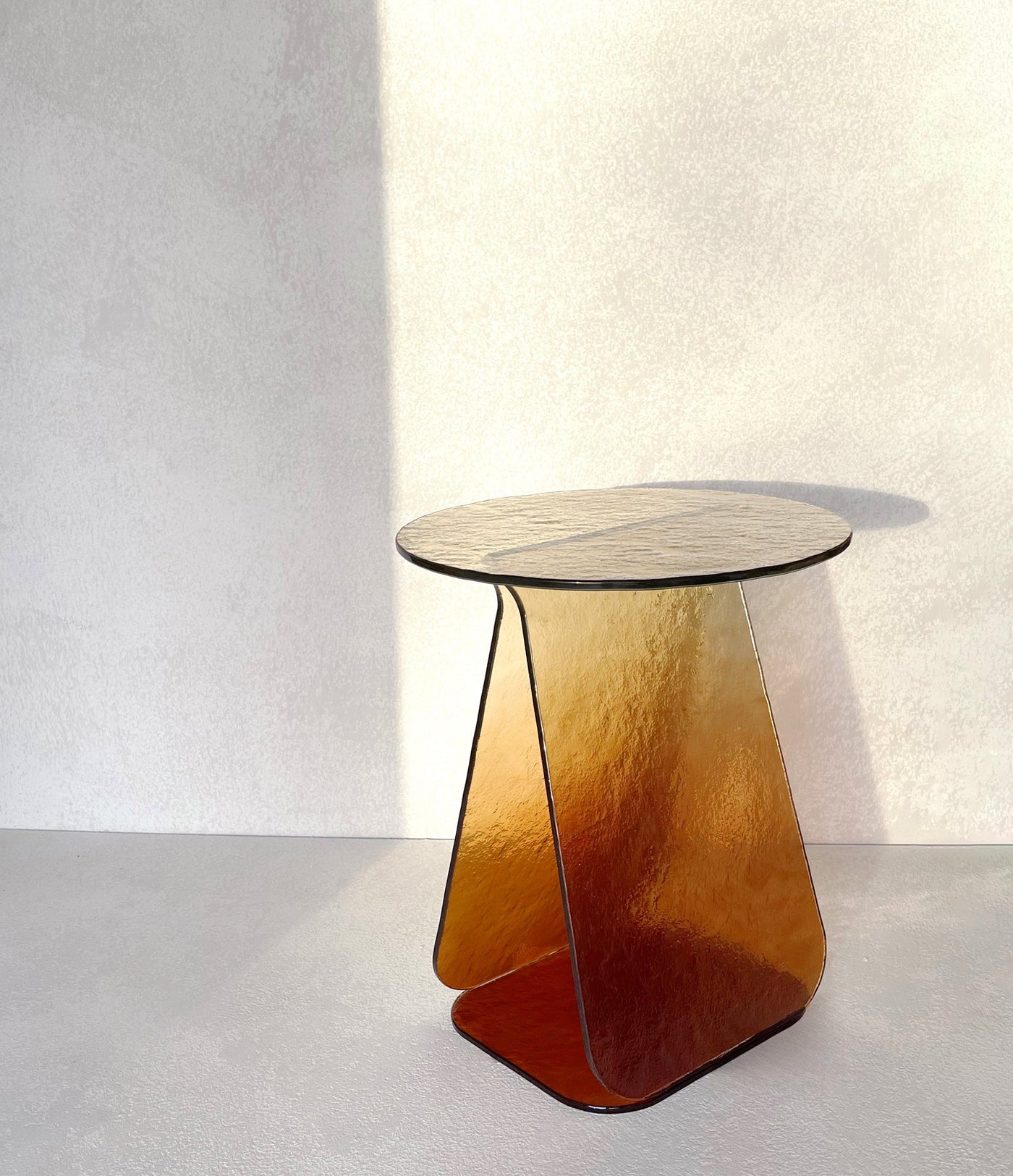 Amber glass side table - YOUMY | Mademoiselle Jo