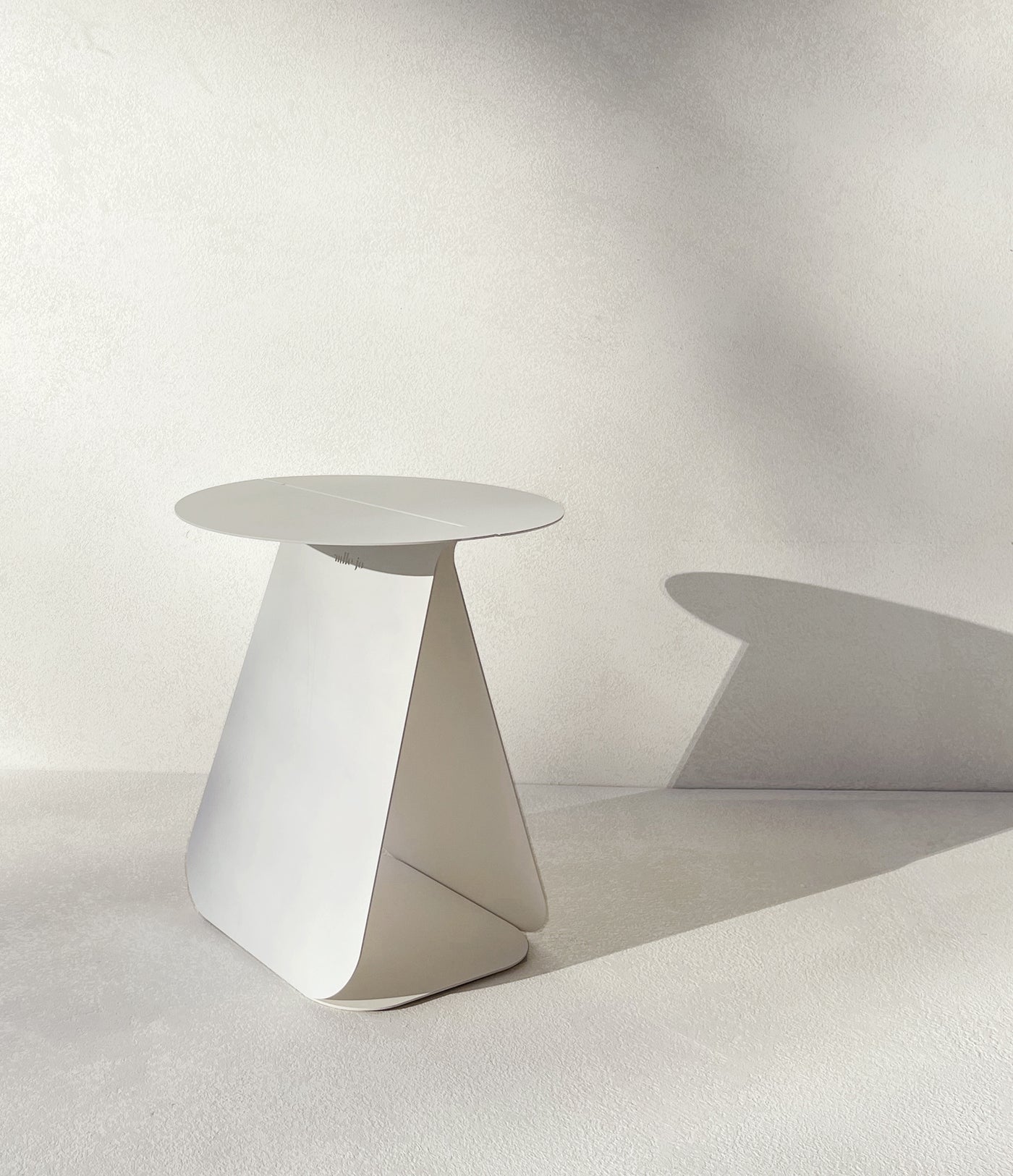 Round white metal side table - YOUMY | Mademoiselle Jo